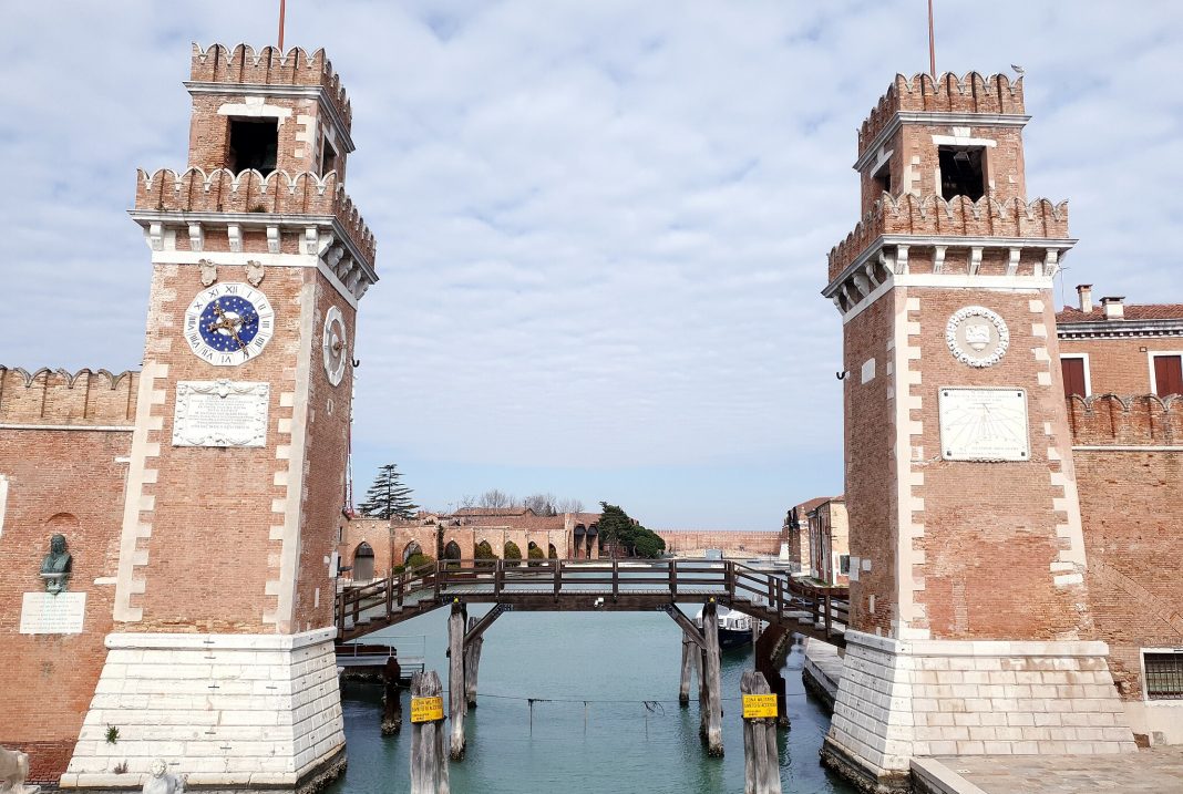 Jeff Bezos wedding between praise and critics