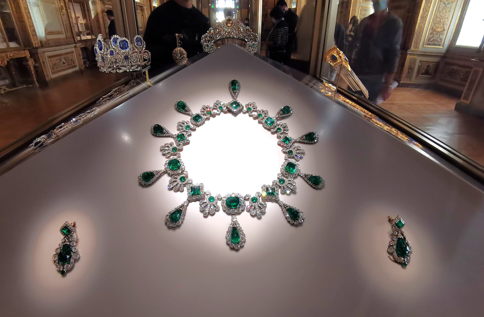 Paris Louvre museum victim of a jewels' burglary during day time